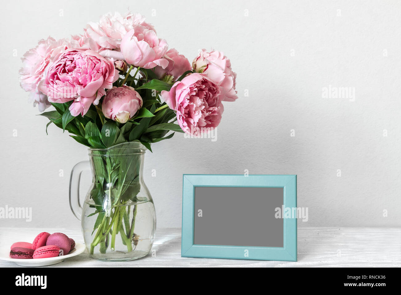 High key still life hi-res stock photography and images - Alamy