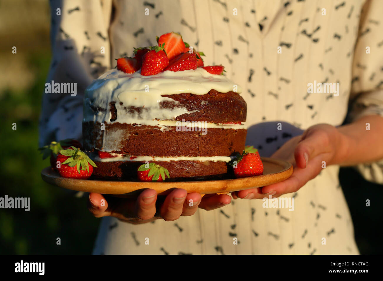 Cake in hands hi-res stock photography and images - Alamy