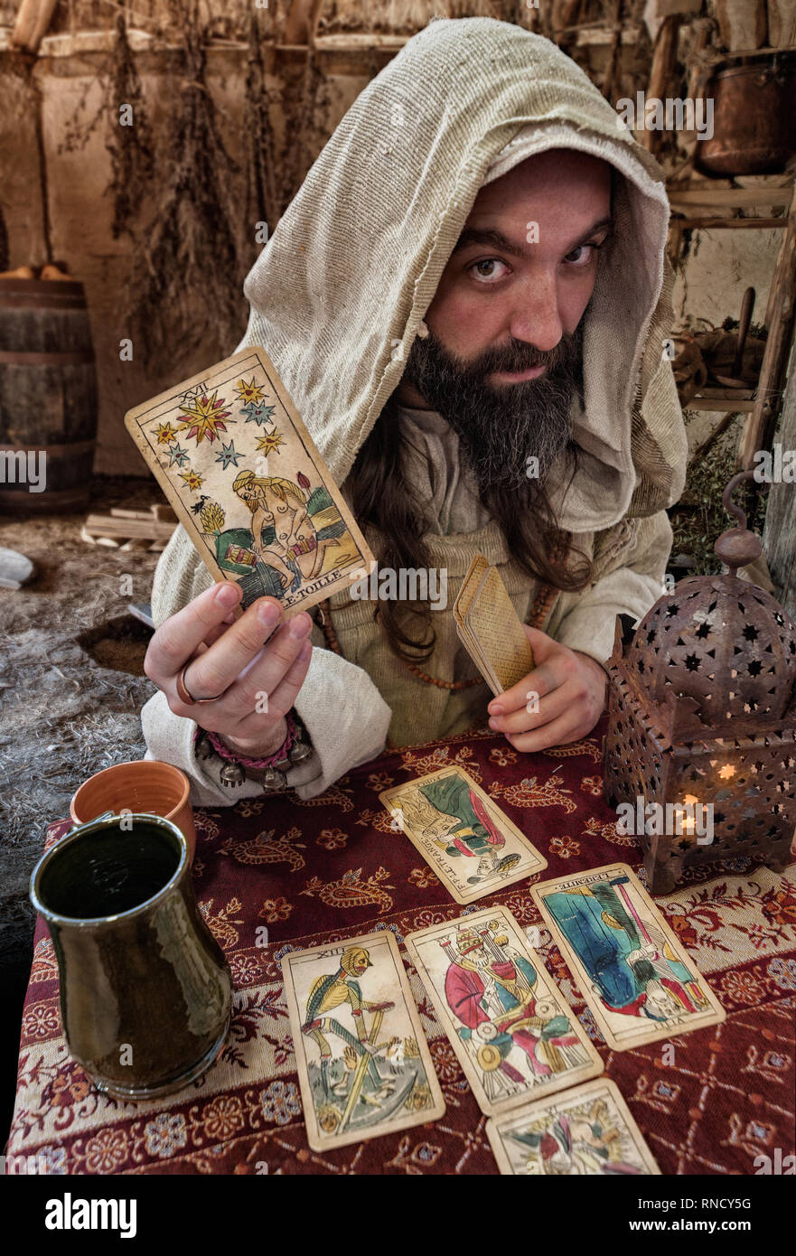 The fortune teller shows the tarot card Stock Photo - Alamy
