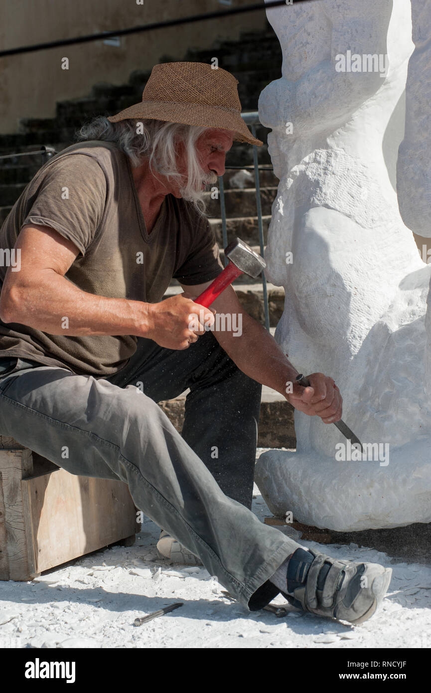 Hammer chisel sculptor stone hi-res stock photography and images - Alamy