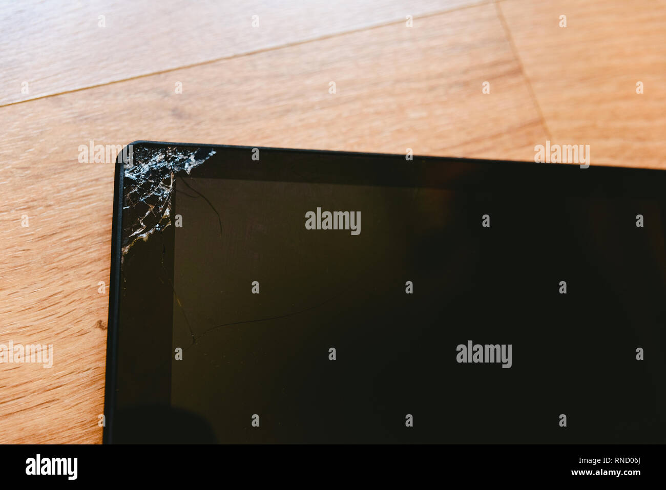 tablet computer screen with broken glass after a fall Stock Photo - Alamy