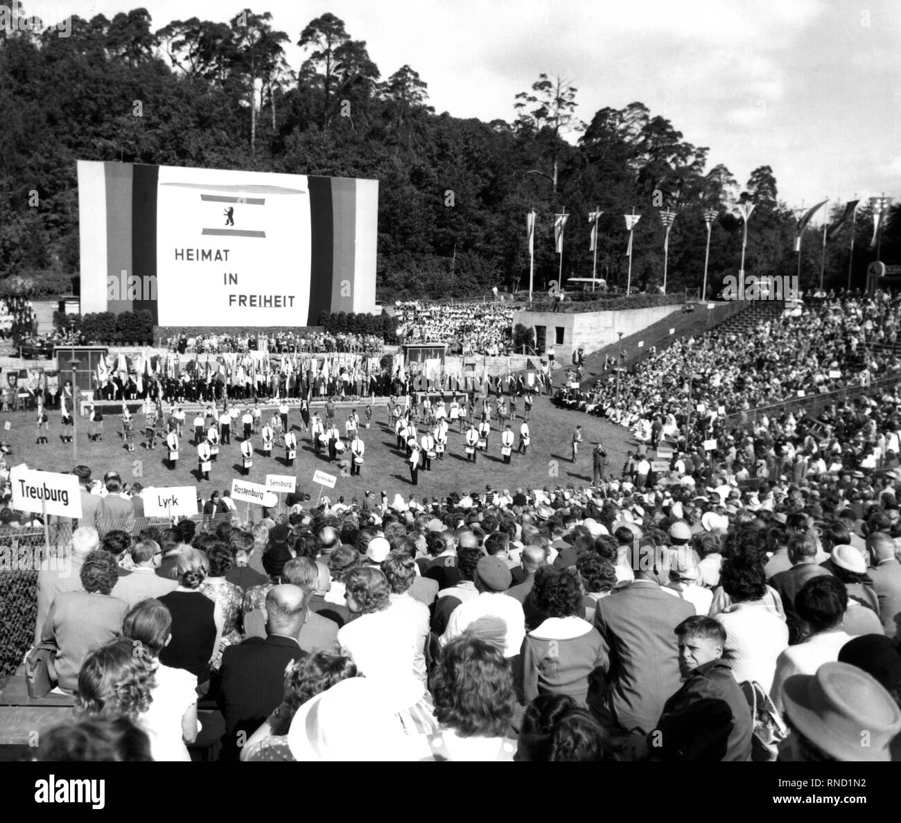 000 people took part Black and White Stock Photos & Images - Alamy