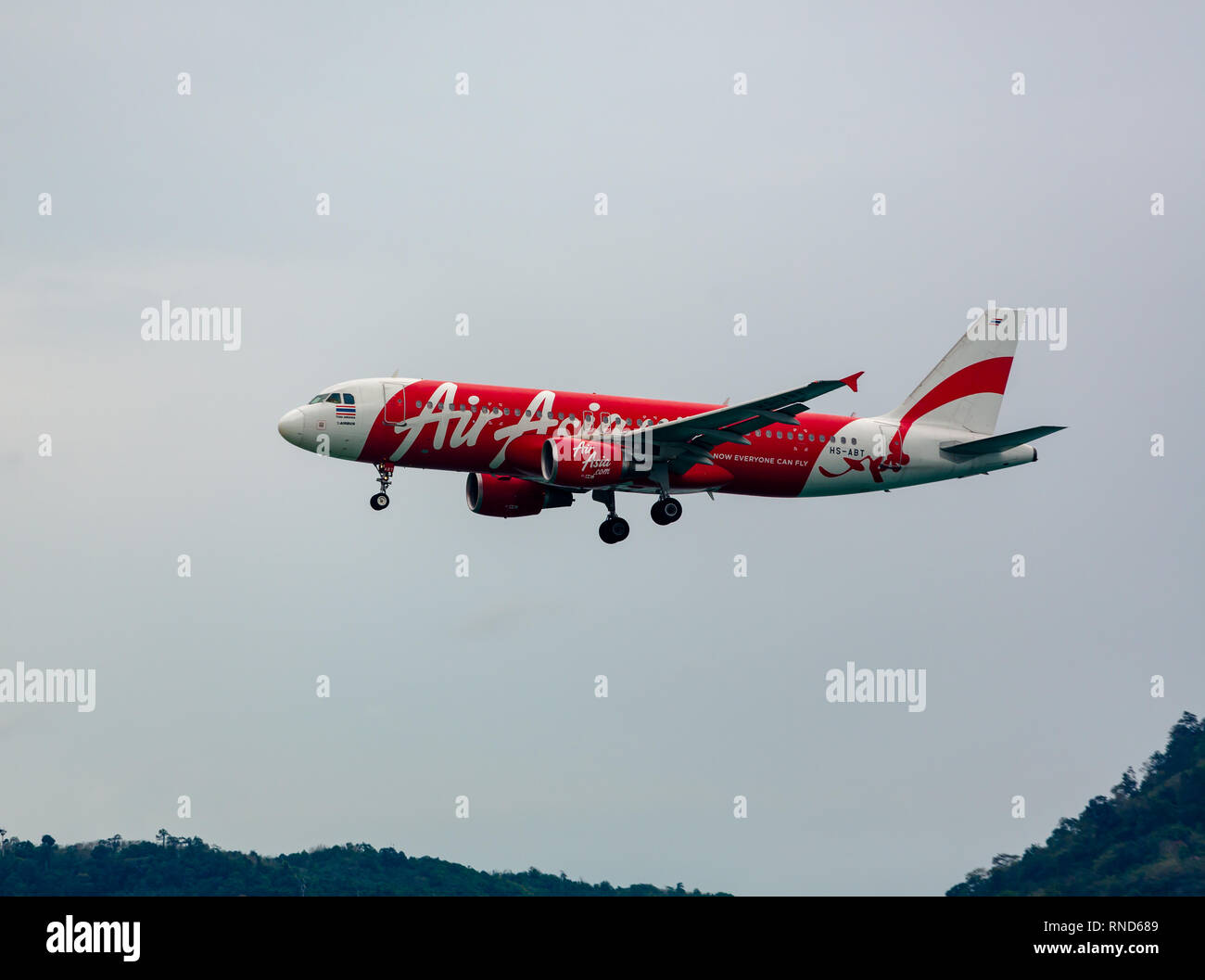 Airbus A320 landing approach Stock Photo - Alamy