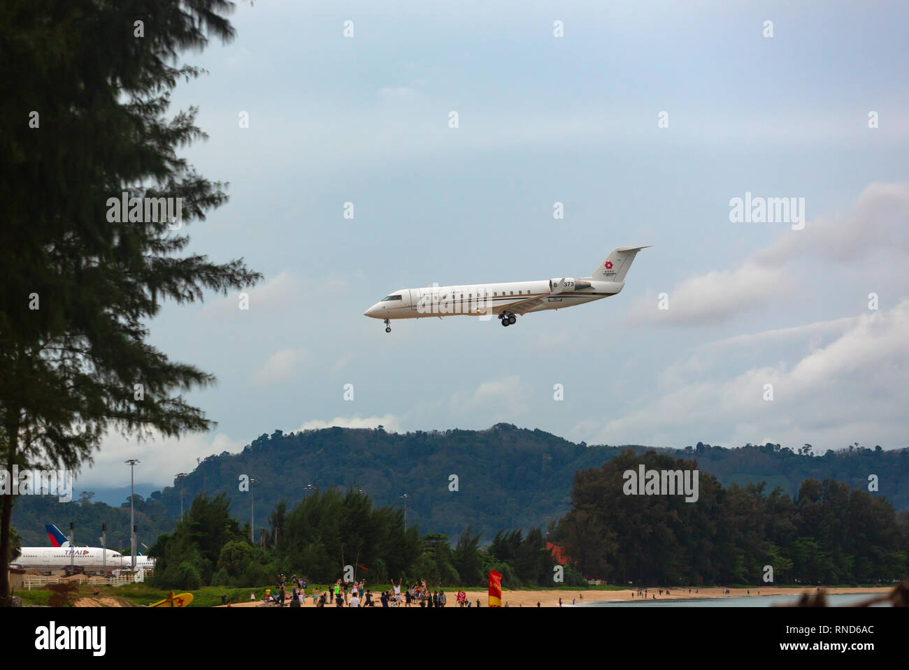 Bombardier Challenger landing approach Stock Photo - Alamy