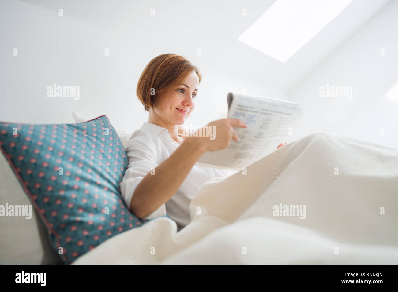 Reading morning newspapers hi-res stock photography and images - Alamy
