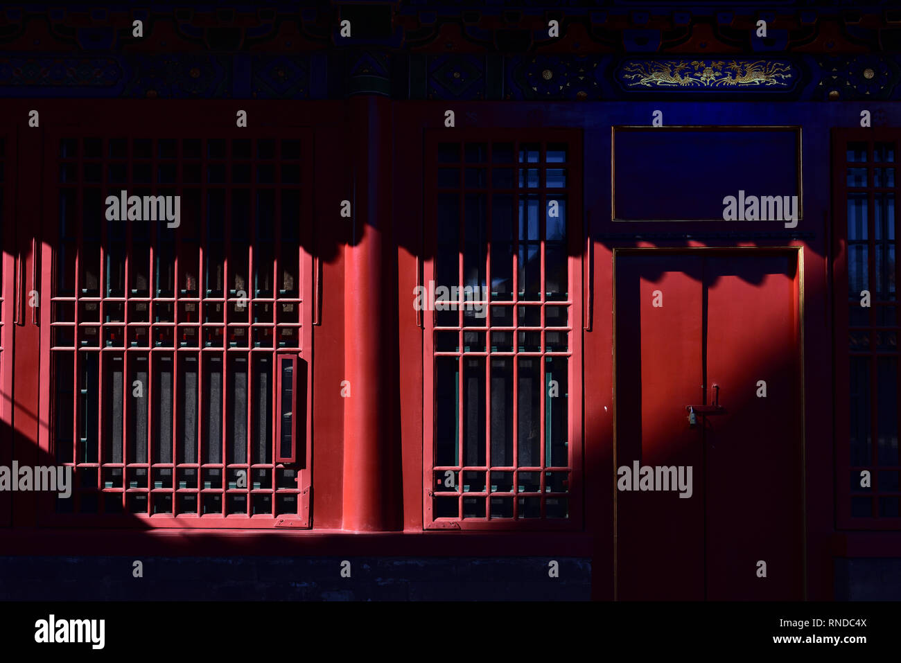 Traditioal Red Chinese Windows in Forbidden City Stock Photo - Alamy