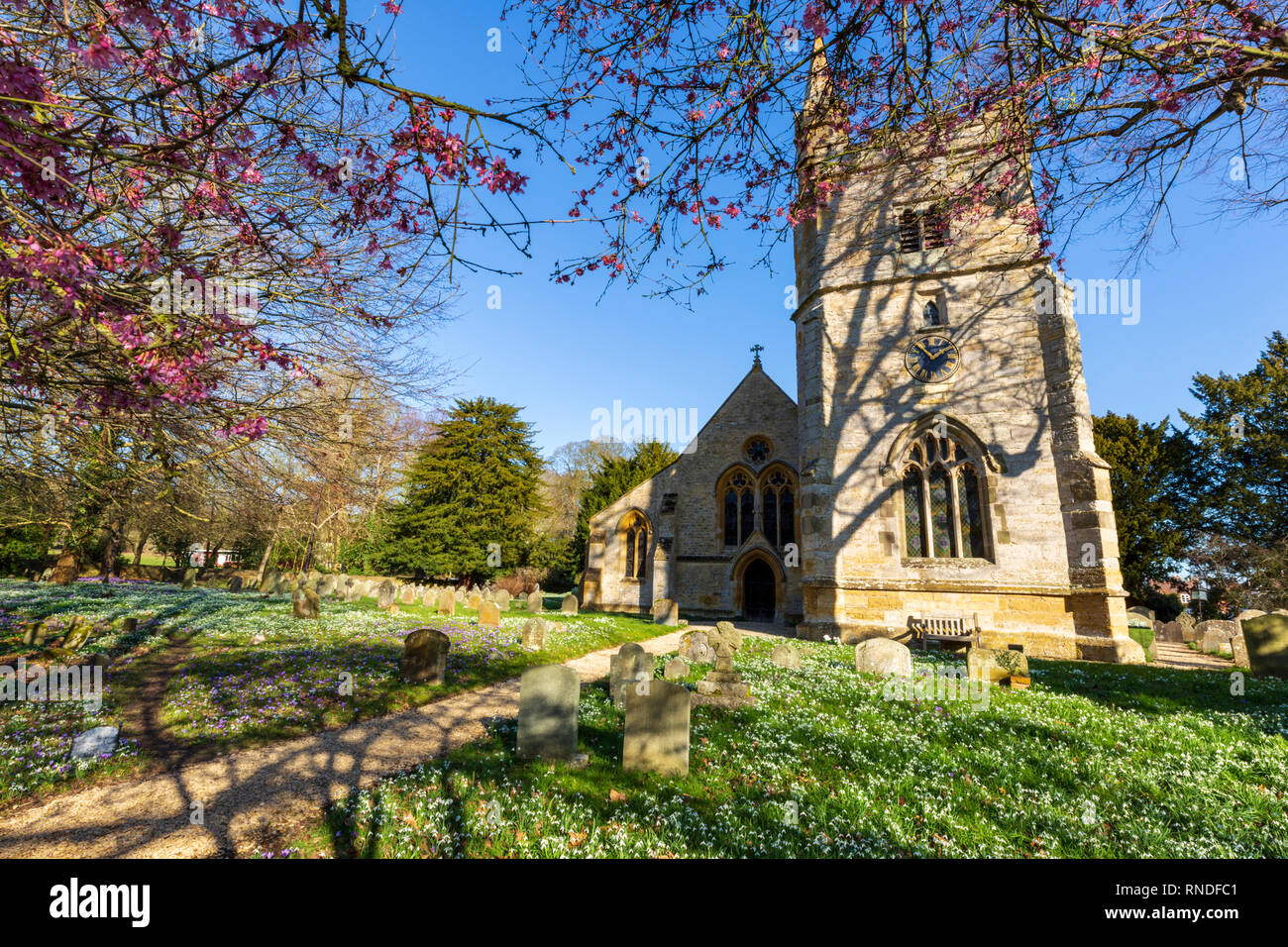 English church grave yard hi-res stock photography and images - Alamy