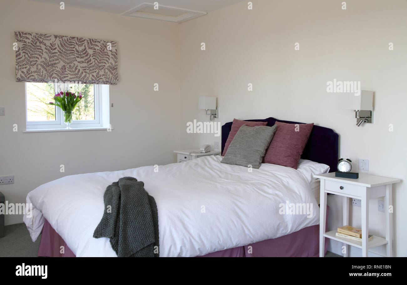 White, grey and raspberry bedroom Stock Photo - Alamy