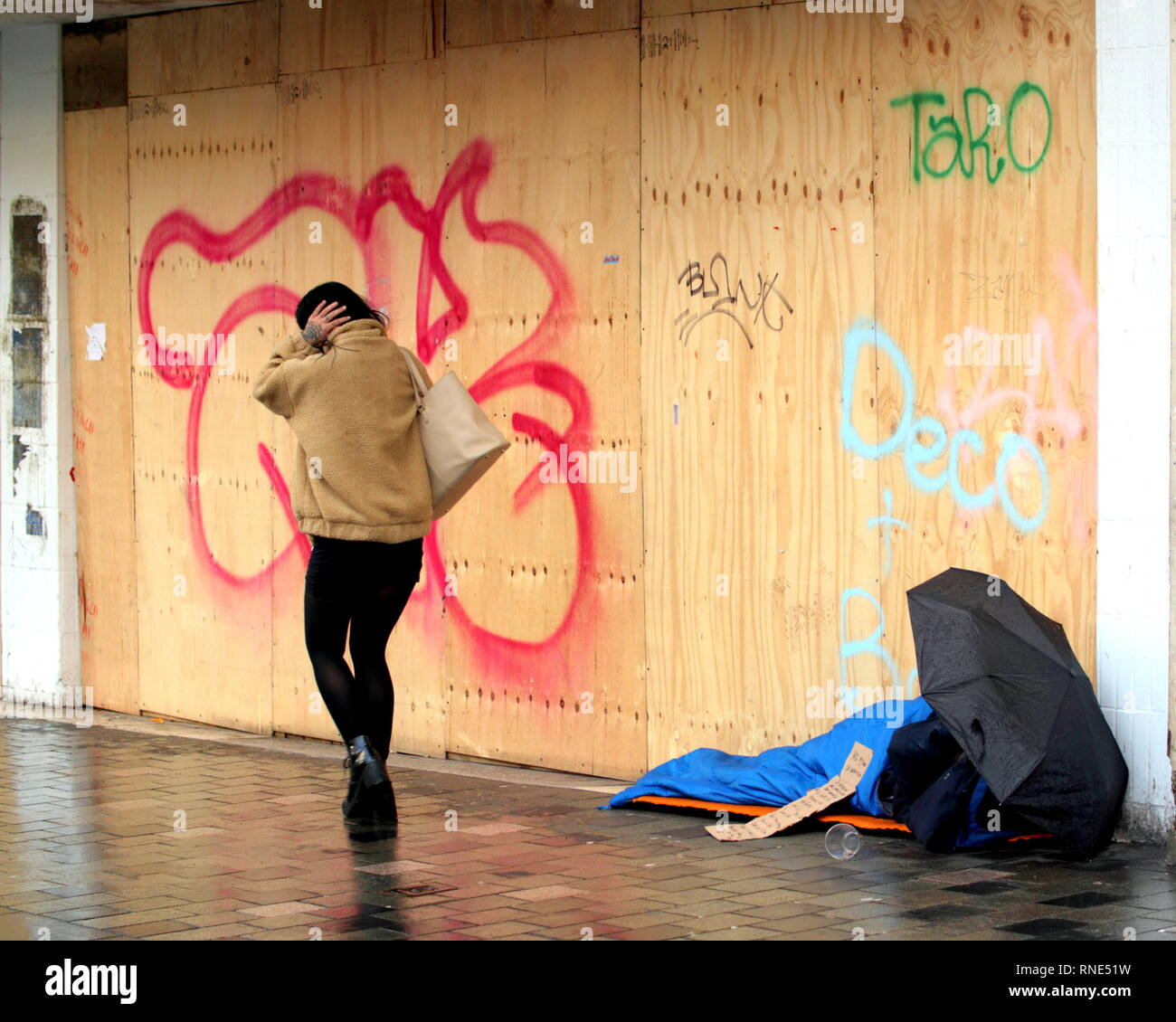 Crowd begging hi-res stock photography and images - Alamy