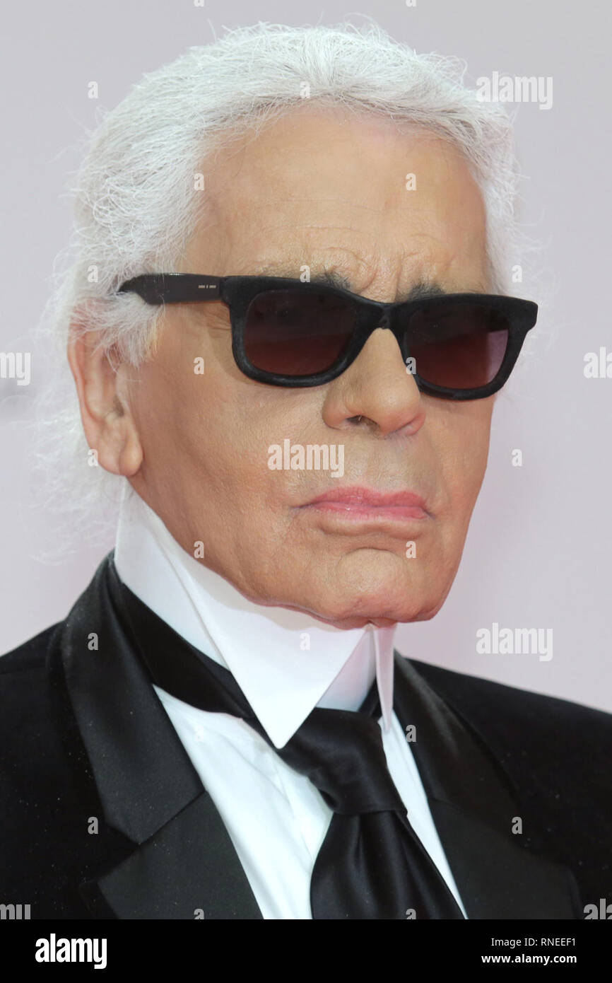 Berlin, Germany. 14th Nov, 2013. Fashion designer Karl Lagerfeld comes ...