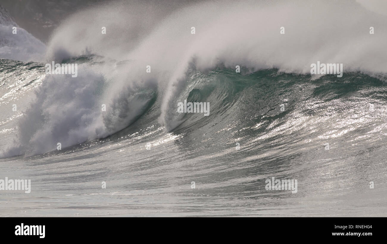 Breaking sea waves hi-res stock photography and images - Alamy
