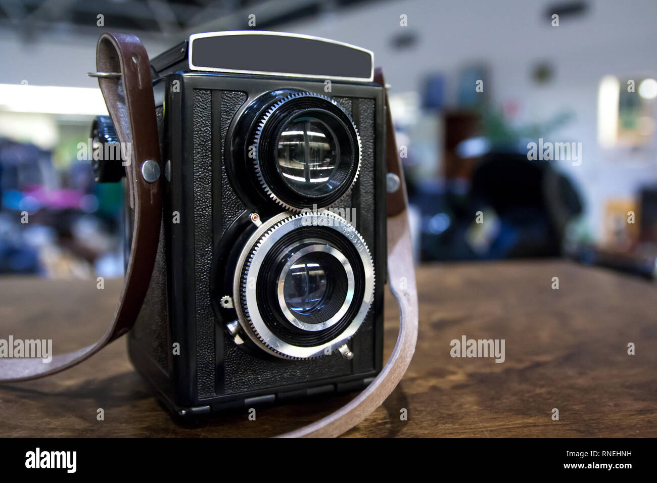 Vintage twin lens camera on the table Stock Photo - Alamy