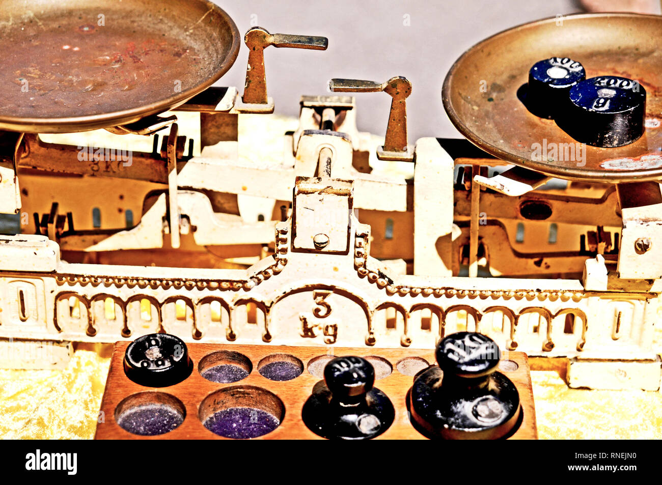 Pair of scales - Alte Waage Stock Photo - Alamy