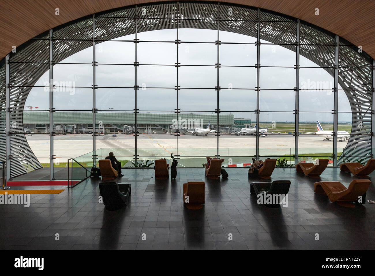 Terminal 2e hi-res stock photography and images - Alamy