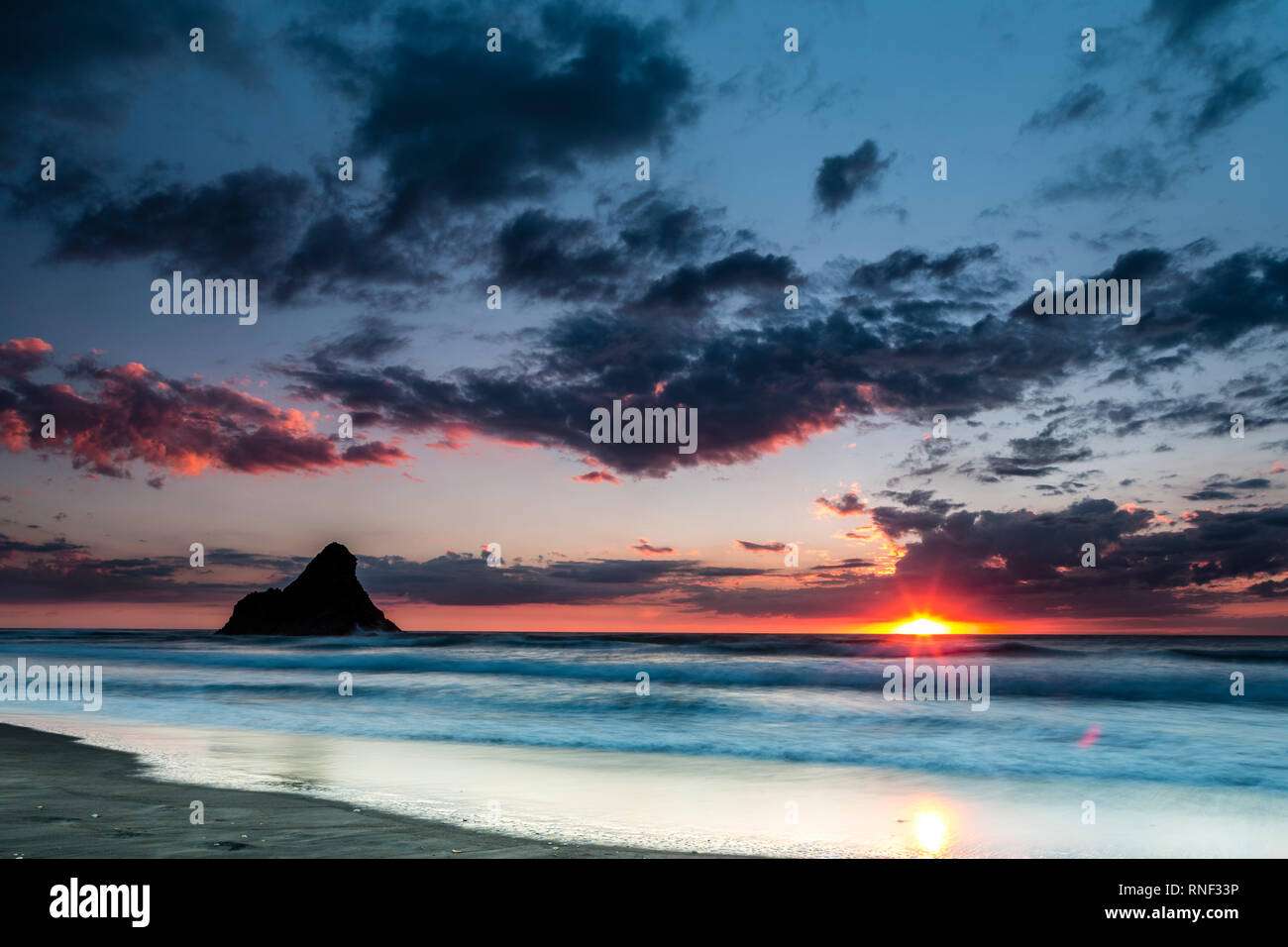 Piha beach waitakere ranges hi-res stock photography and images - Alamy