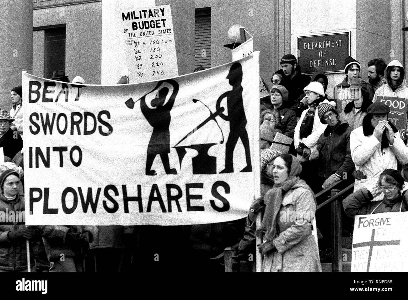 1980s pentagon anti war protest hi-res stock photography and images - Alamy