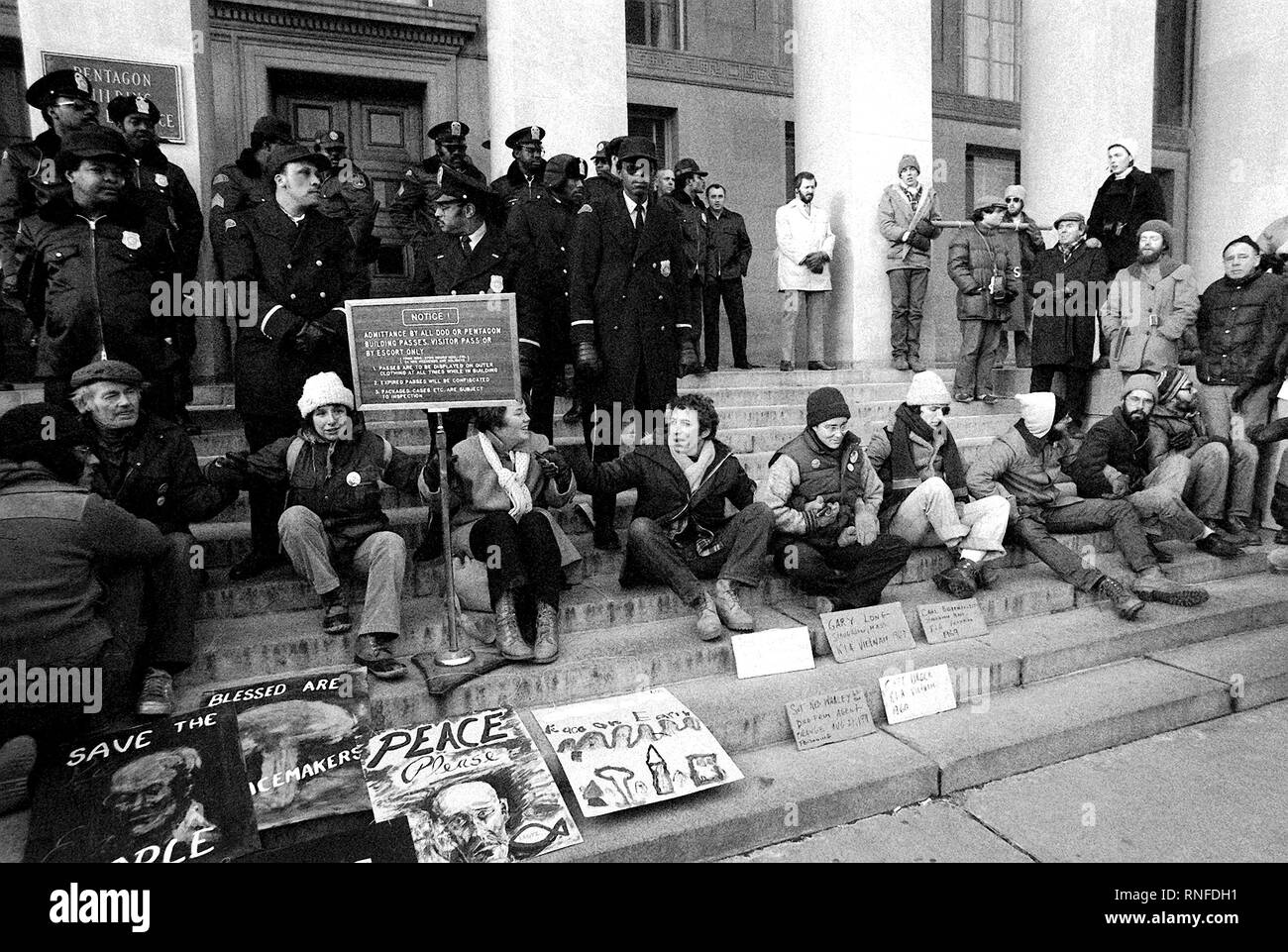 1980s pentagon anti war protest hi-res stock photography and images - Alamy
