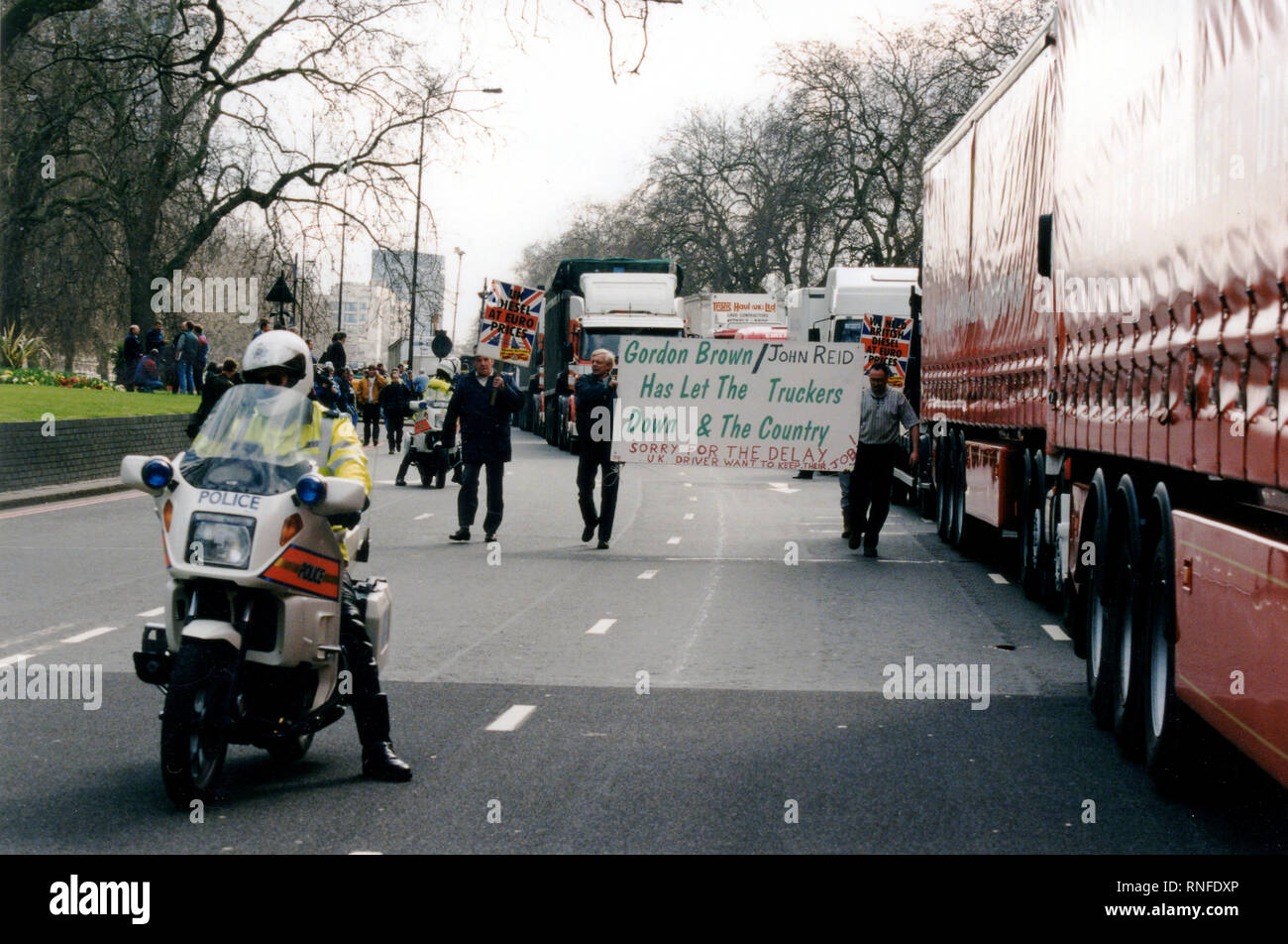 Lorry drivers fuel protest hi-res stock photography and images - Alamy