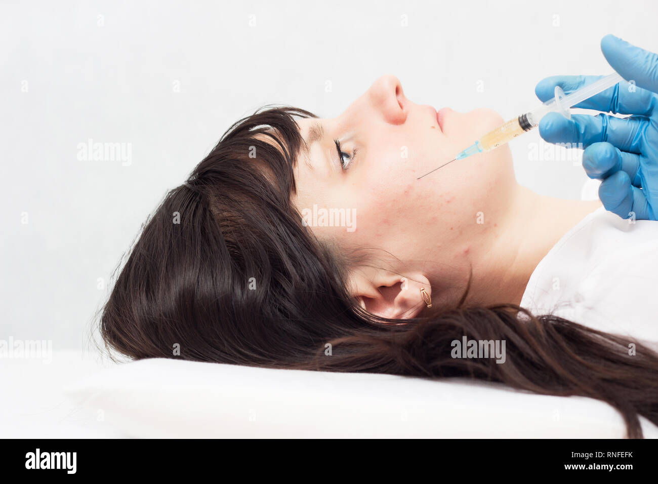 The doctor makes an injection of blood plasma to improve the quality of ...