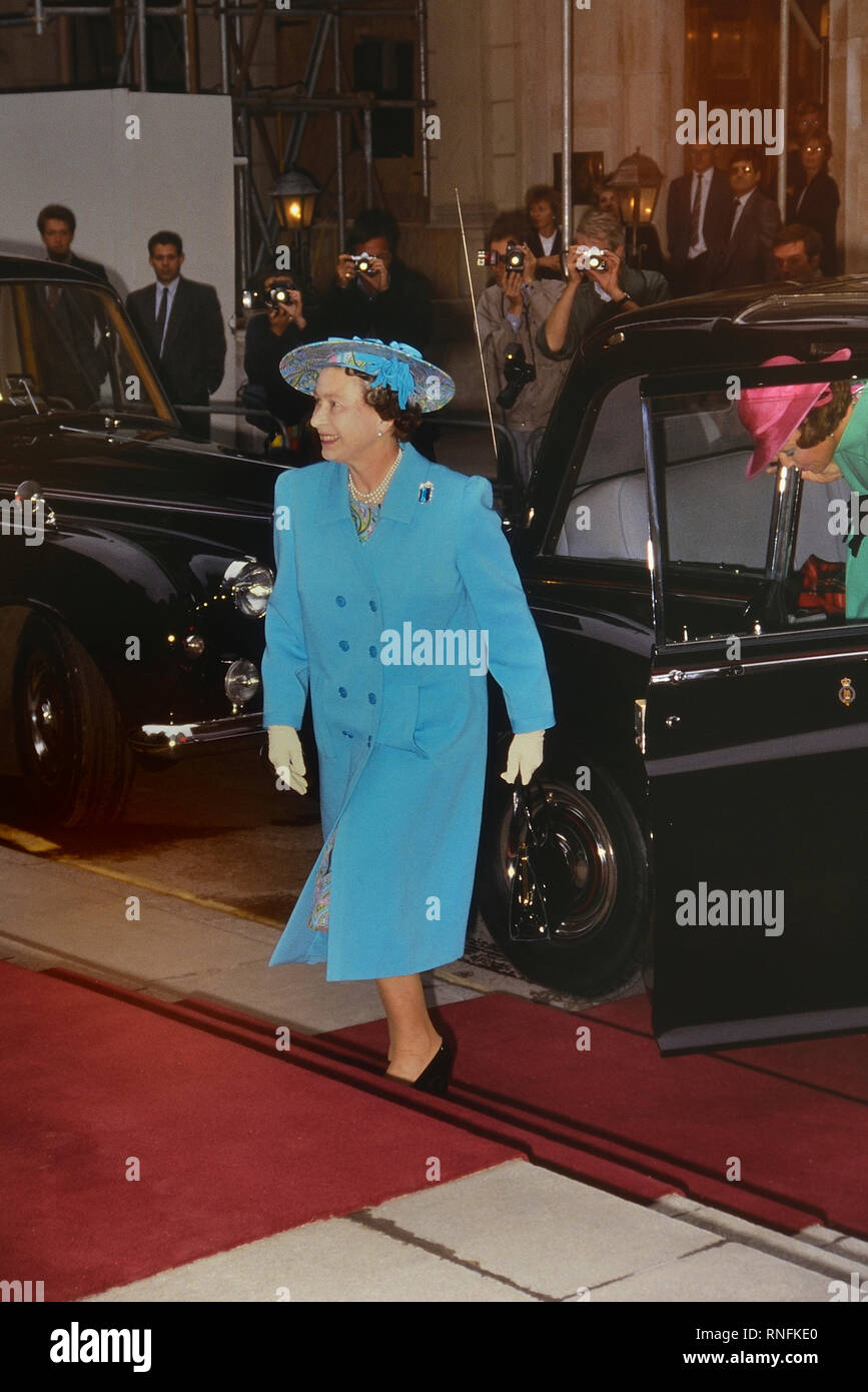 Their Majesties Queen Elizabeth II and Queen Beatrix of the Netherlands ...