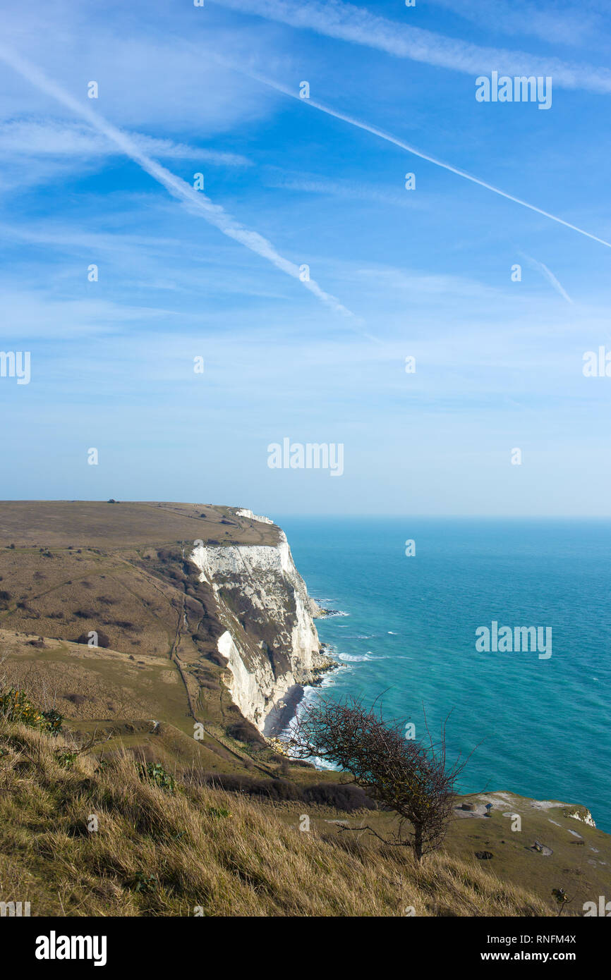 Blue sky cliff england dover hi-res stock photography and images - Alamy