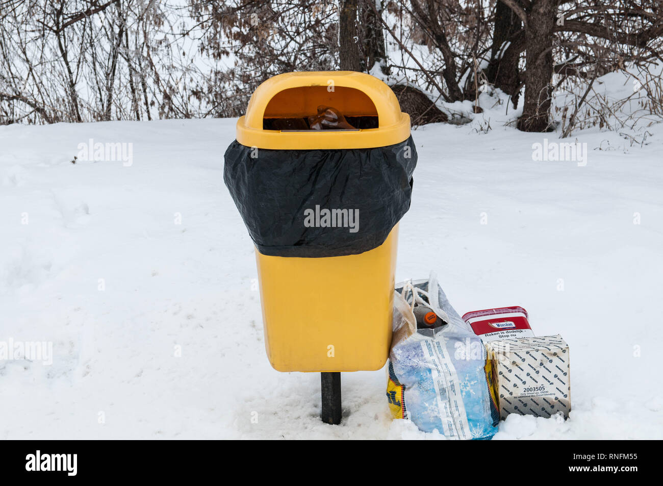 Plastic pollution roadside hi-res stock photography and images - Alamy