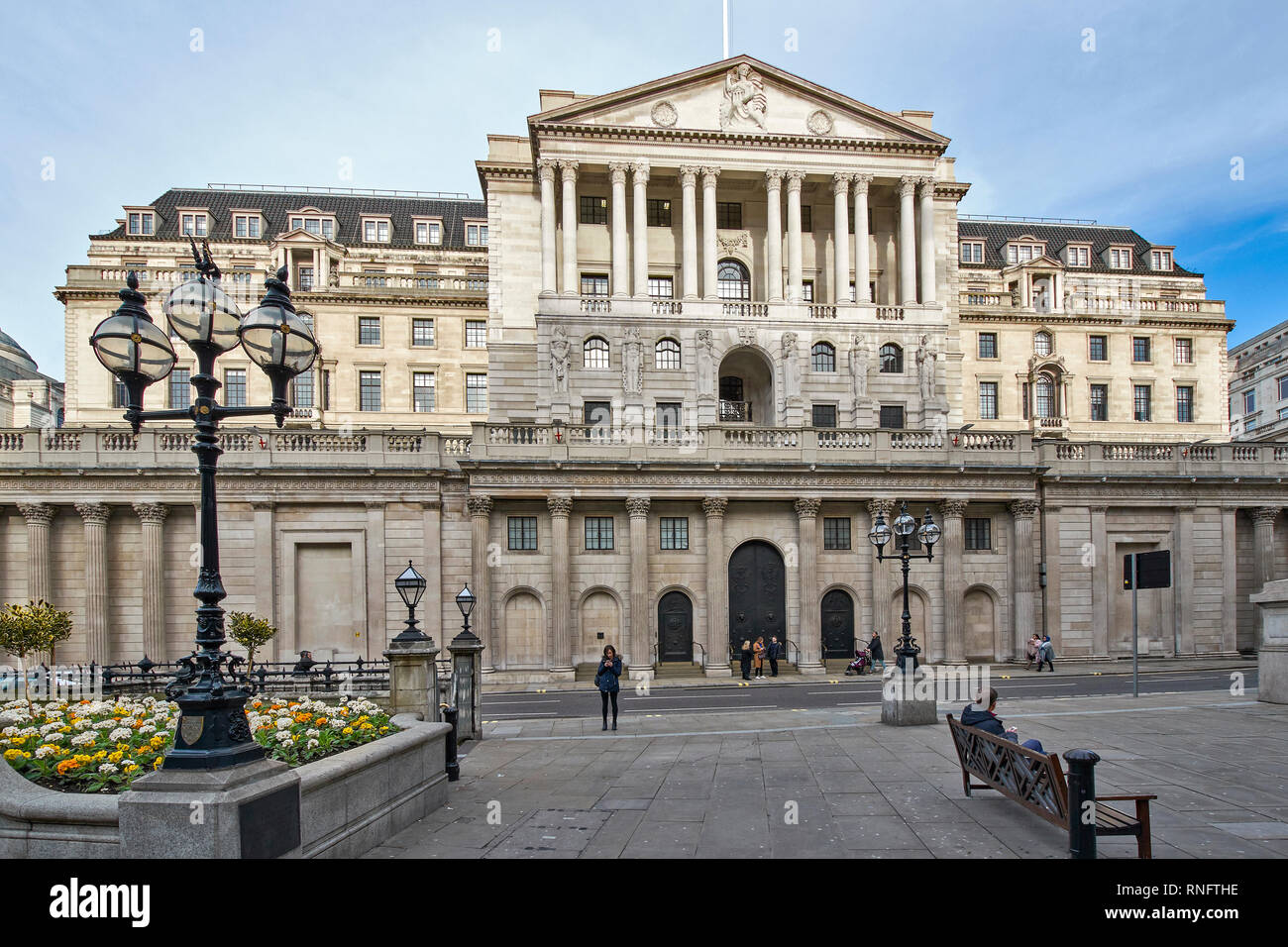 Threadneedle Street London Statue High Resolution Stock Photography and ...