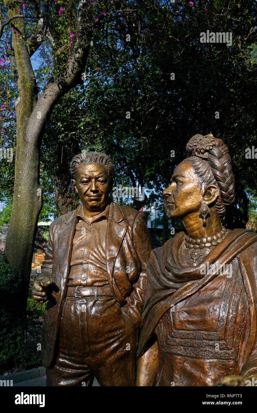 Bronze statues of Frida Kahlo and Diego Rivera in Parque Frida Kahlo in ...