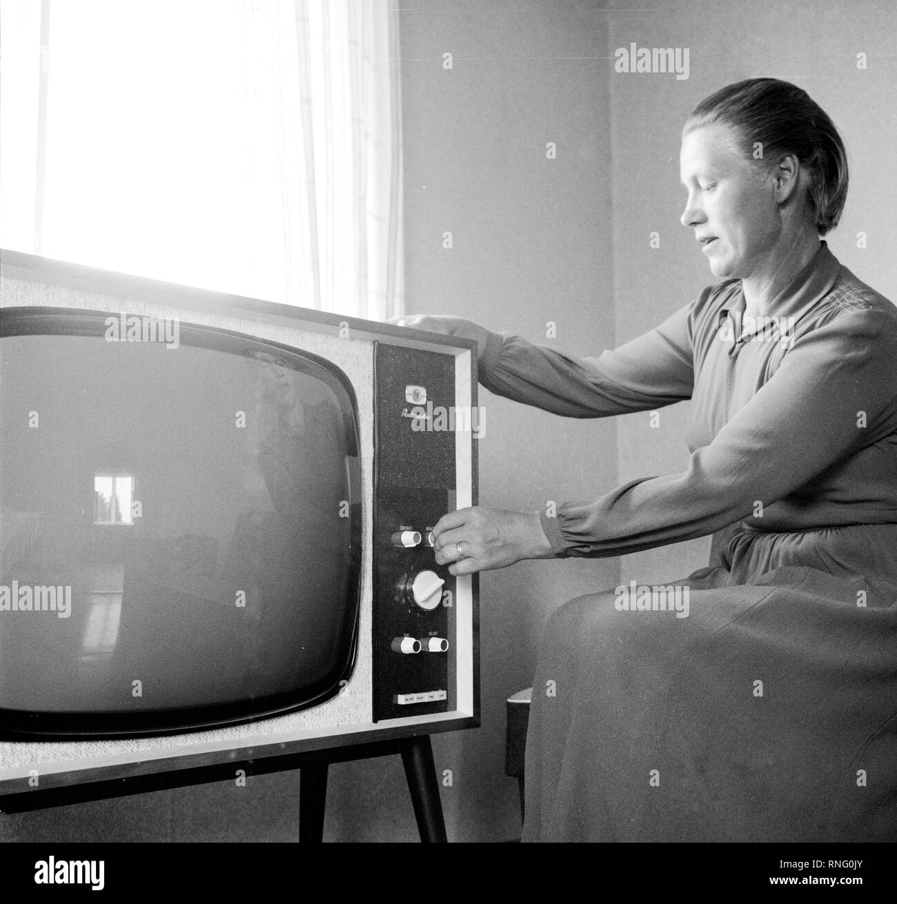 Television set 1960s hi-res stock photography and images - Alamy