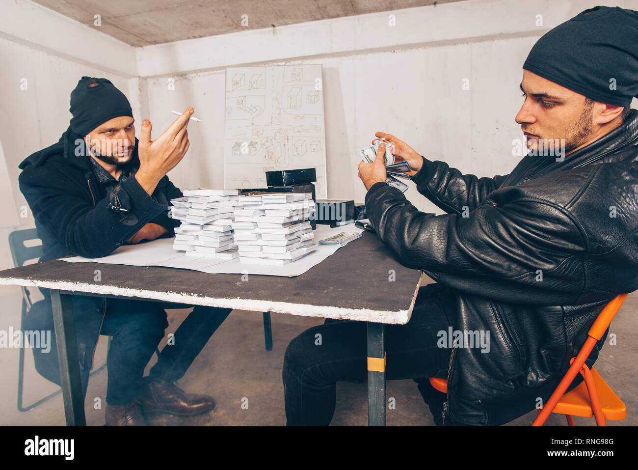 Gangsters table hi-res stock photography and images - Alamy