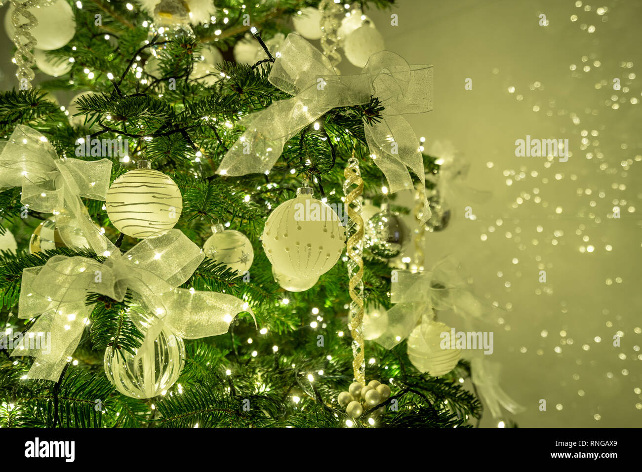 Shiny christmas decoration hi-res stock photography and images - Alamy