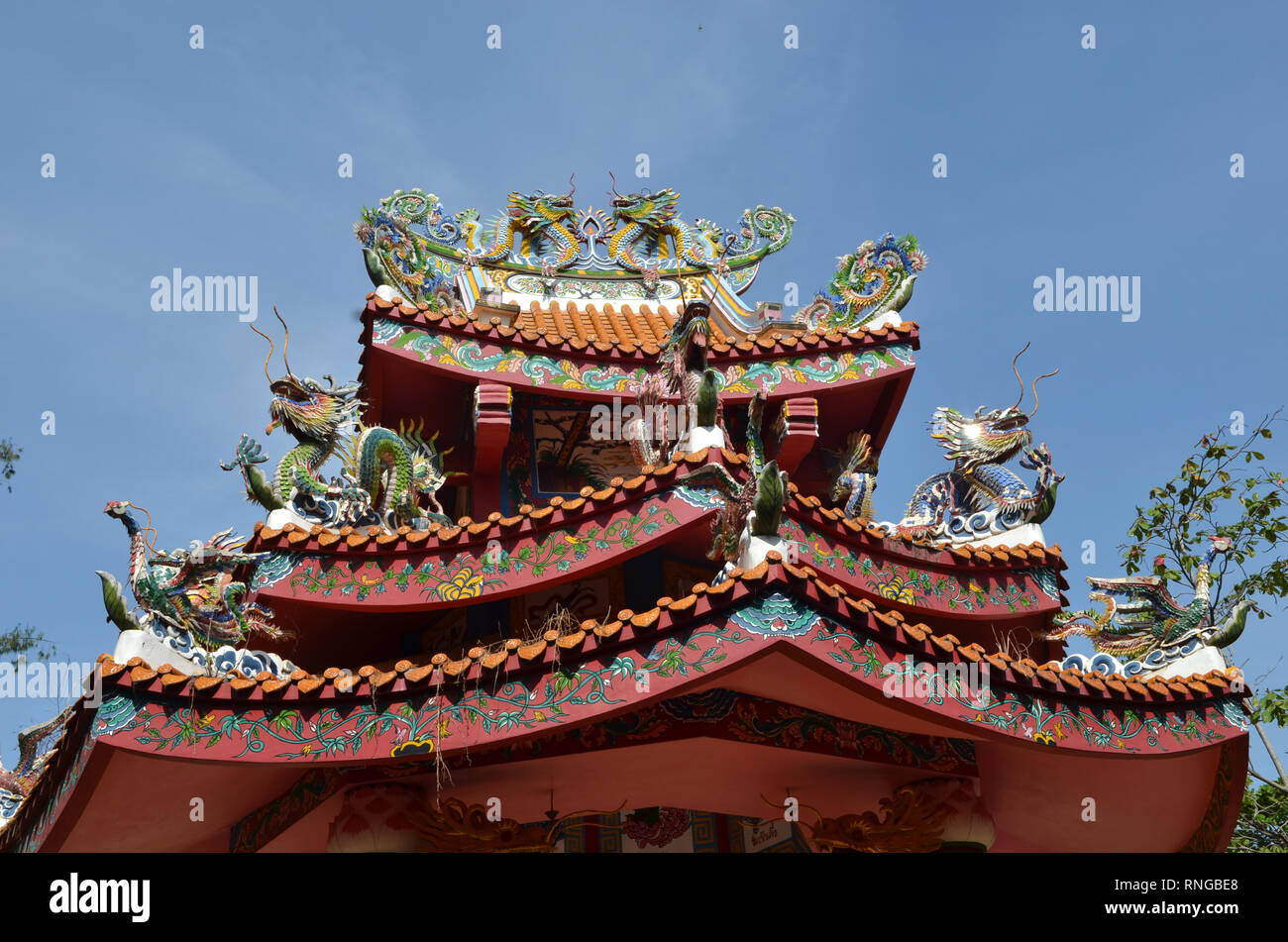 dragons on the roof with blue sky background Stock Photo - Alamy