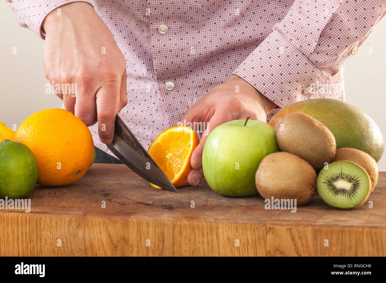 Chopping board and fruit hi-res stock photography and images - Alamy