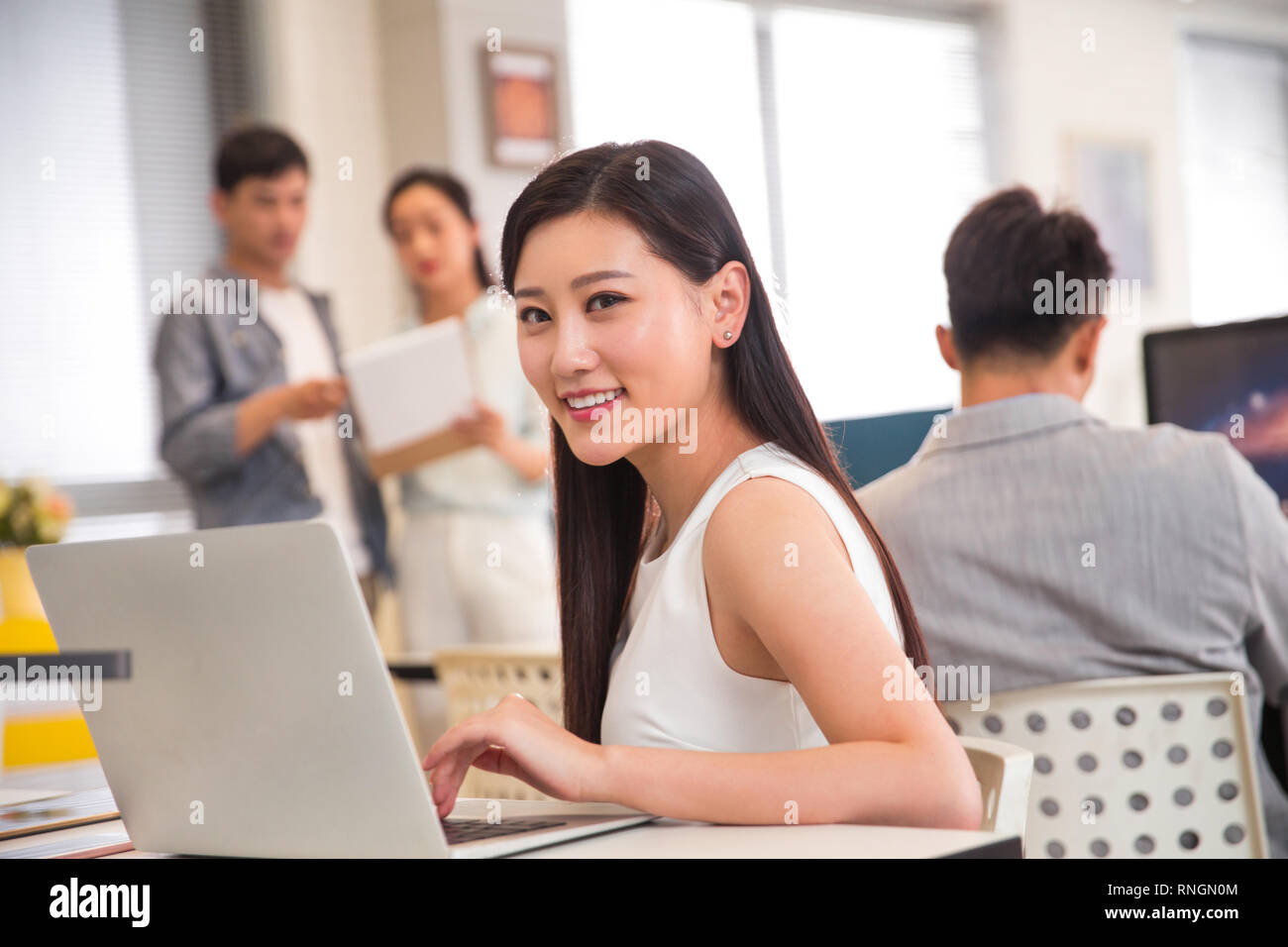 Four asian chinese office hi-res stock photography and images - Alamy