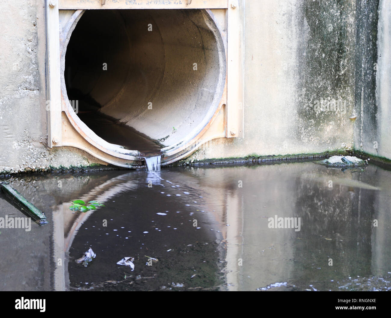 Dam , waste water discharge pipe hi-res stock photography and images ...