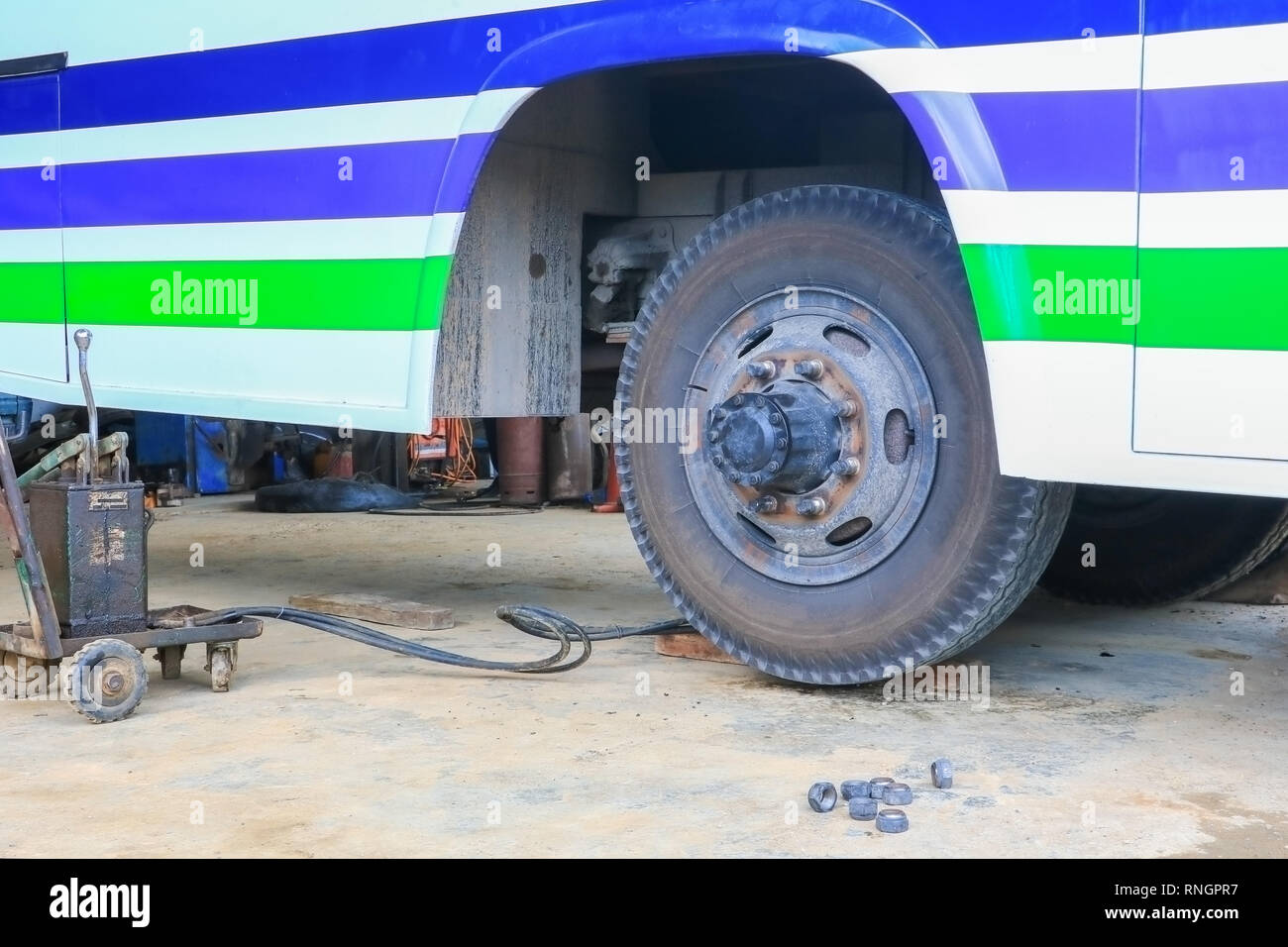 Axle bus wheel repair hi-res stock photography and images - Alamy