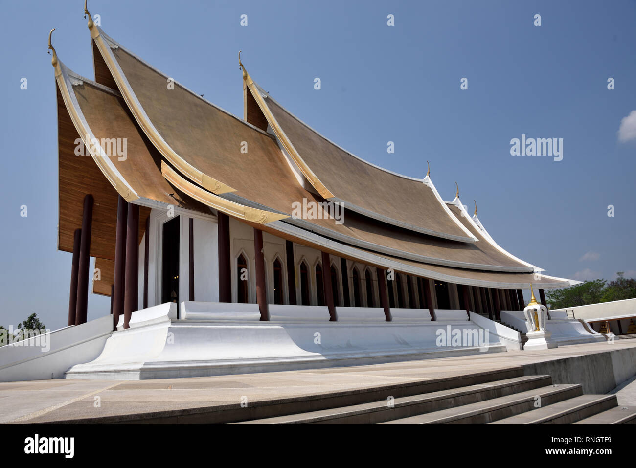Wat Thamayan - the main hall of this stunningly beautiful modern temple ...