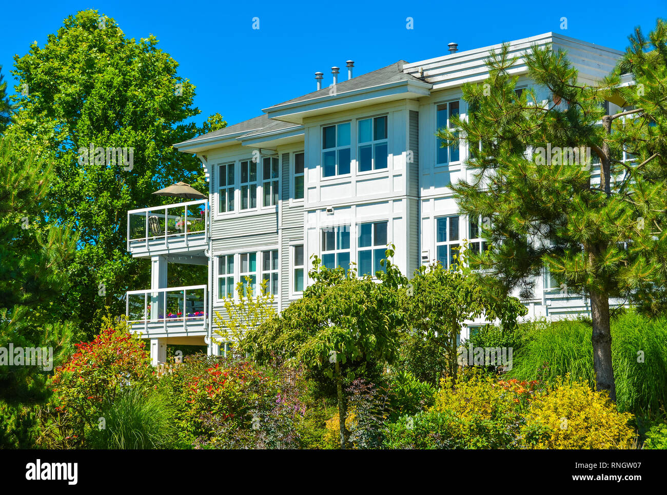 Trees in front of apartment building hi-res stock photography and ...