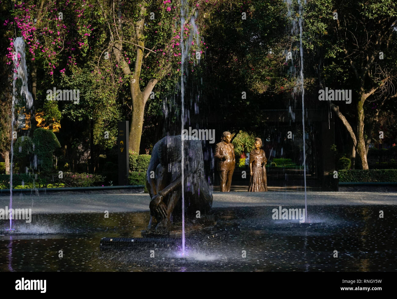 Bronze statues of Frida Kahlo and Diego Rivera in Parque Frida Kahlo in ...