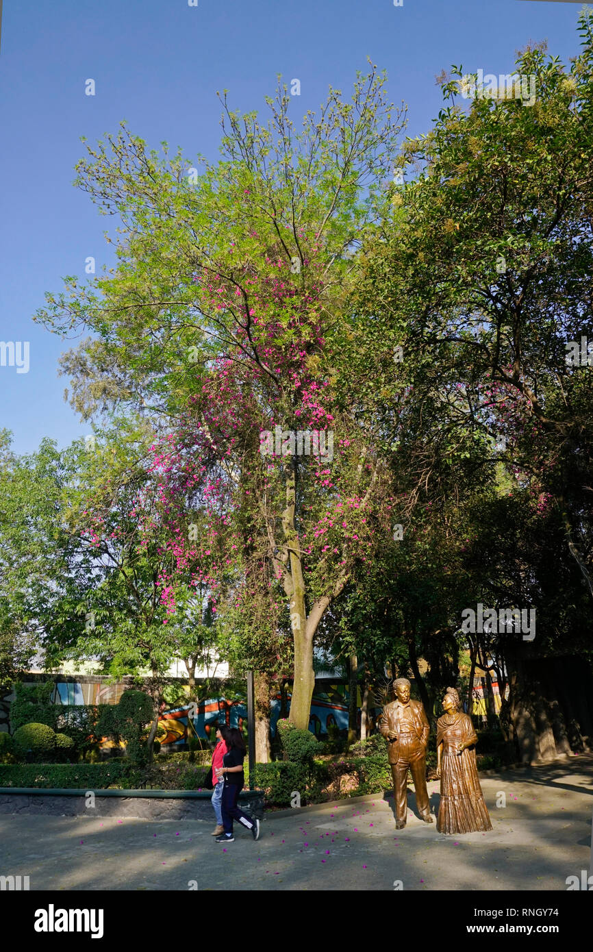 Bronze statues of Frida Kahlo and Diego Rivera in Parque Frida Kahlo in ...