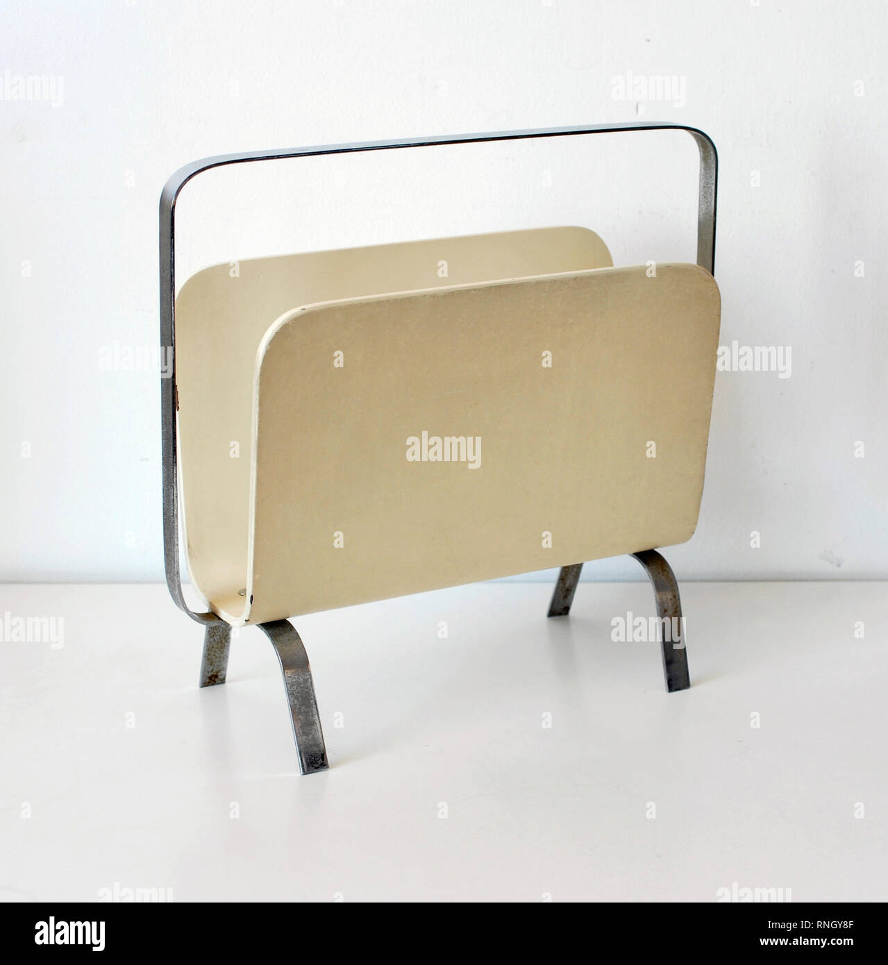 Vintage magazine rack in chrome metal and hard plastic. Original, 70s ...