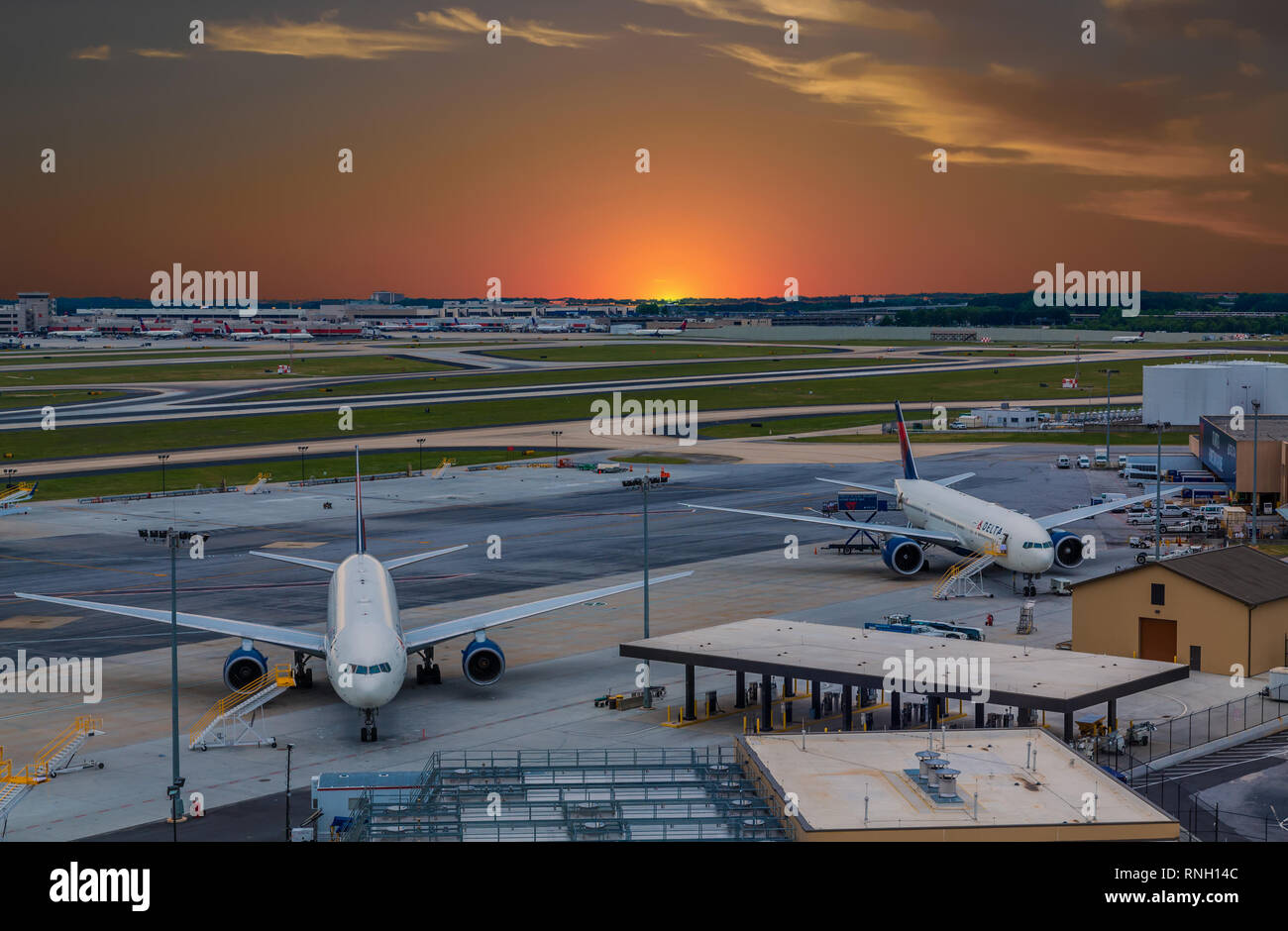 Delta air lines atlanta hi-res stock photography and images - Alamy