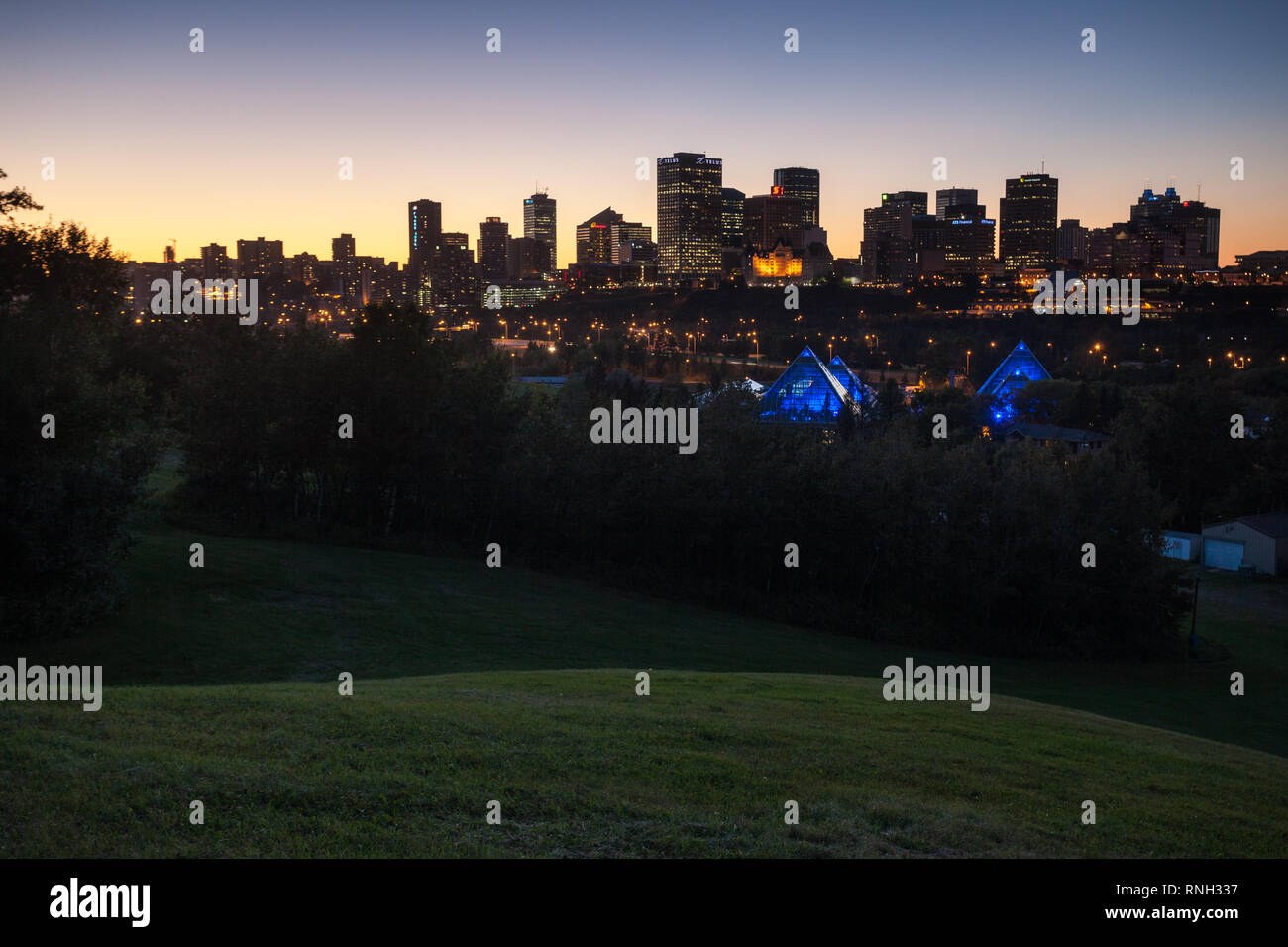 Edmonton skyline summer hi-res stock photography and images - Alamy