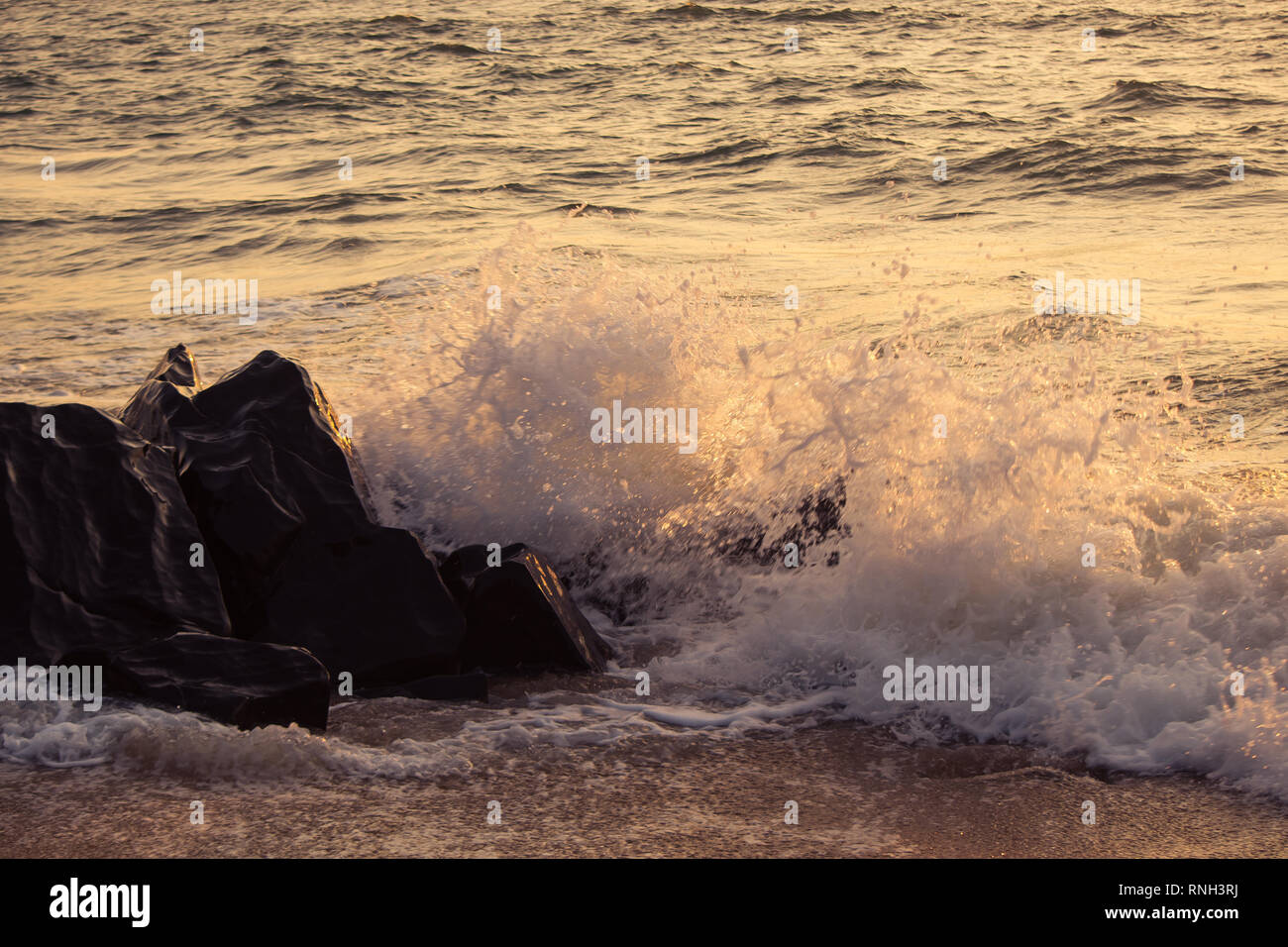 Waves hitting rock hi-res stock photography and images - Alamy