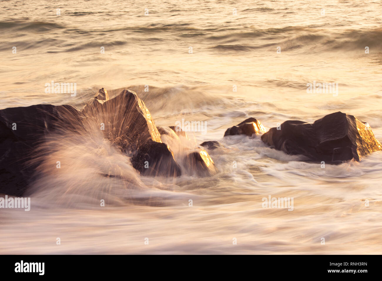 Waves hitting rock hi-res stock photography and images - Alamy