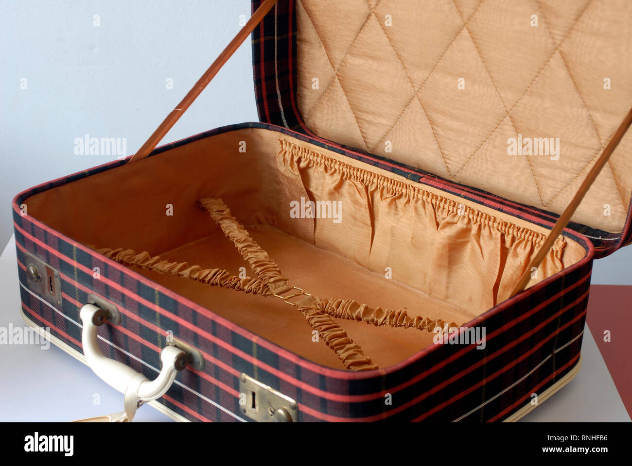 Vintage suitcase lined in fabric, with metal clasps and Bakelite handle ...