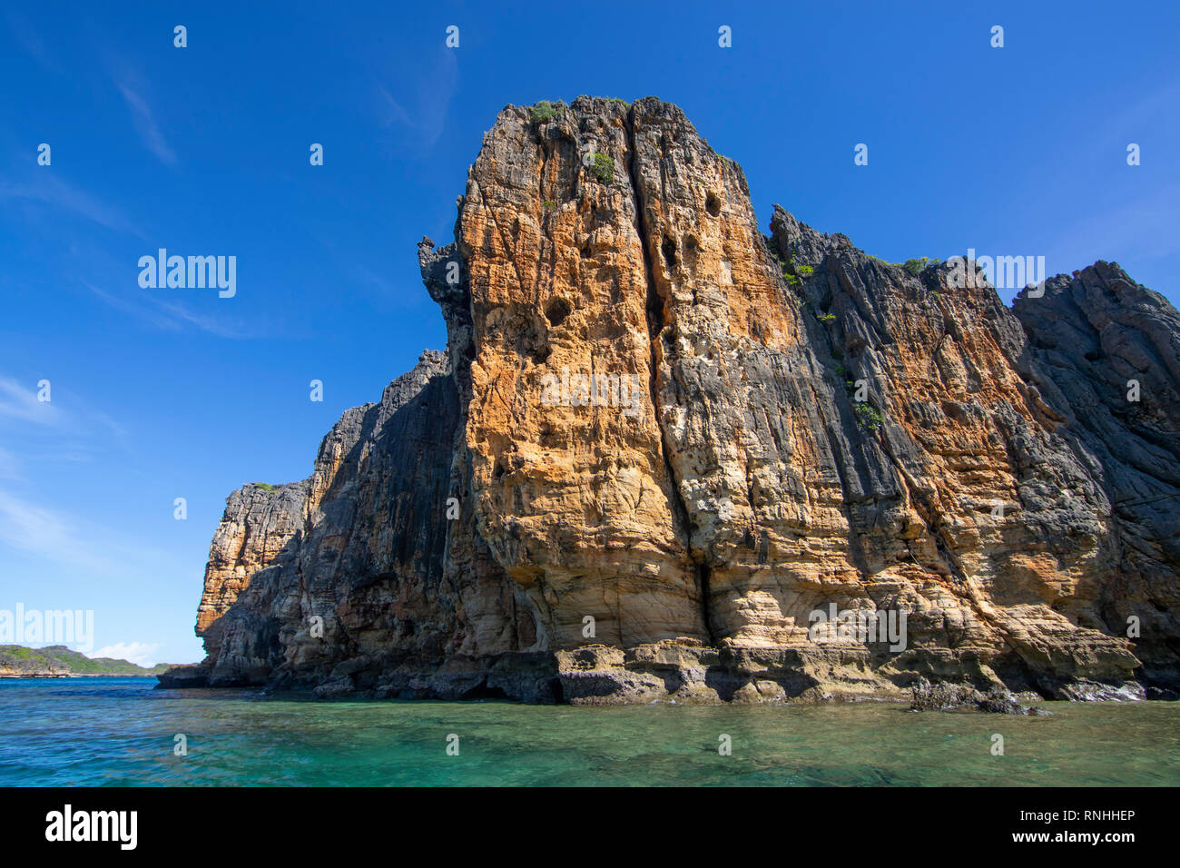 Cliff on sea rocky coastline hi-res stock photography and images - Alamy