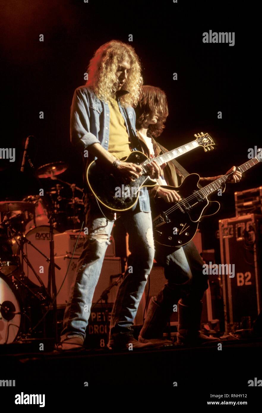 Folk rock musician Pete Droge and his lead guitarist are shown on stage ...