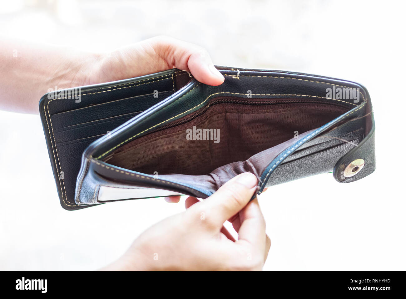 Empty wallet hi-res stock photography and images - Alamy