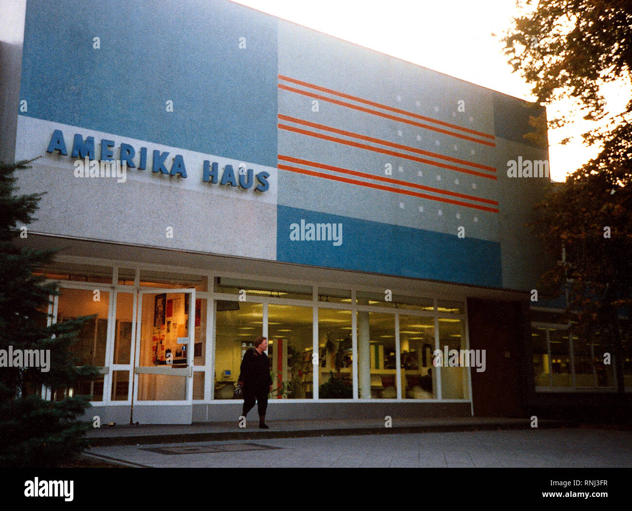 Berlin 1990s hi-res stock photography and images - Alamy